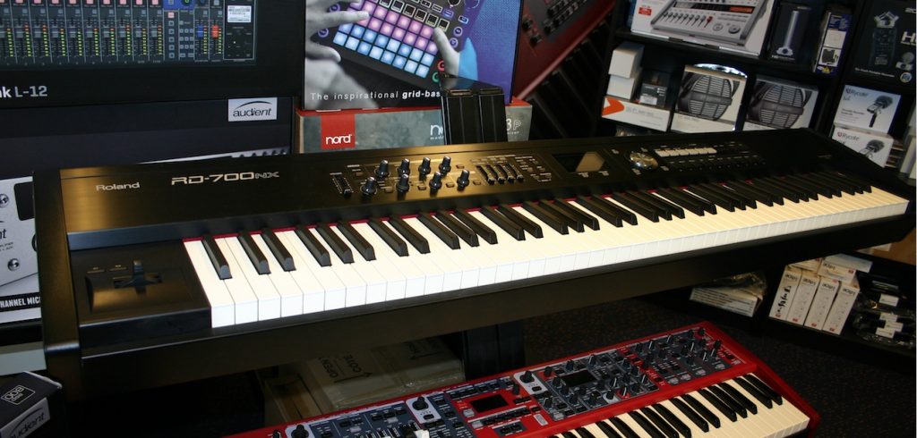 Roland RD700NX in prima staat met mooie flightcase - Studio De Dijk